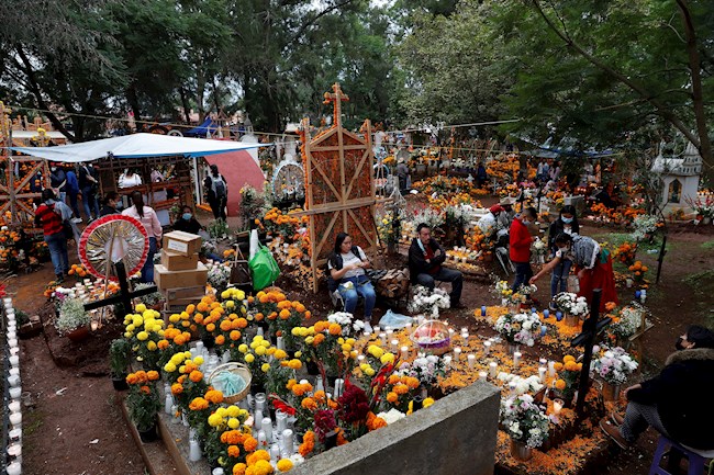 México llena de nuevo los cementerios de colores en el Día de Muertos